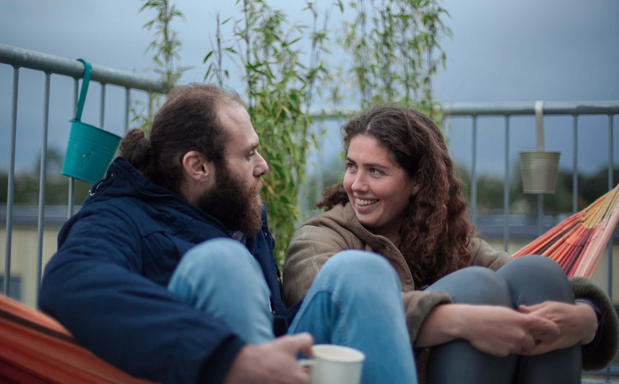 De Syrische Ali (29) en Nederlandse Adinda (28) wonen én verduurzamen ...