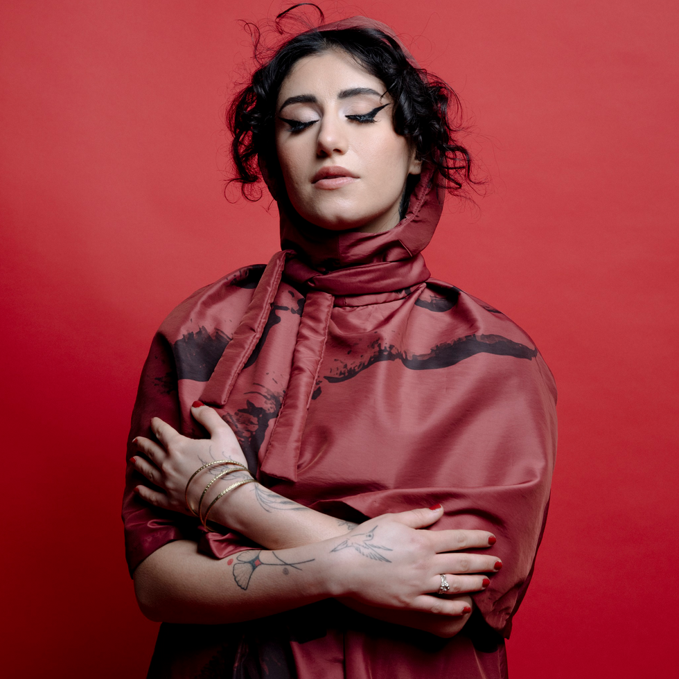 Singer-songwriter Naaz: ‘Ik mocht niet te Midden-Oosters zijn, als ik ...